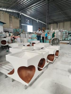 Cina vaso per fiori in fibra di argilla bianco rettangolare con ritagli a forma di cuore leggero resistente a bassa manutenzione vaso per fiori decorazione per ufficio Villa vacanze progetto di giardinaggio in vendita