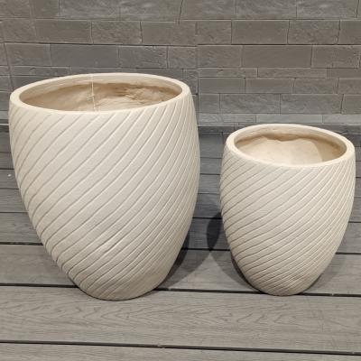 Cina piantatore di argilla di fibra di forma cilindrica beige neutrale con un modello di creste uniformemente spaziate, leggero, resistente, a bassa manutenzione, vaso da fiori vacanza, villa, ufficio, decorazione giardino, progetto paesaggistico in vendita