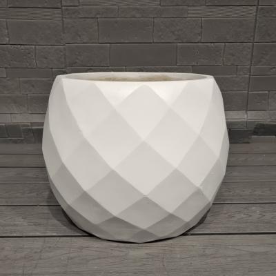 Cina design a forma di diamante geometrico sportivo divertente aspetto a tema vaso di fiori in fibra di argilla sferica leggero resistente a bassa manutenzione decorazione per ufficio villa vacanze progetto di giardinaggio in vendita