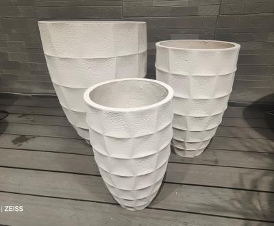 Cina aspetto contemporaneo bianco forme geometriche angolari vaso rotondo in fibra di argilla leggero resistente a bassa manutenzione vaso di fiori decorazione per la casa vacanze ufficio progetto di giardinaggio in vendita