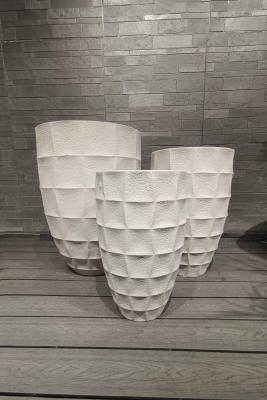 Cina aspetto contemporaneo bianco forme geometriche angolari vaso rotondo in fibra di argilla leggero resistente a bassa manutenzione vaso di fiori decorazione per la casa vacanze ufficio progetto di giardinaggio in vendita