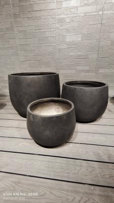 중국 무시시한 현대 스타일 검은 둥근 섬유 점토 플랜터 부드러운 매트 패턴 가벼운 내구성 낮은 유지 관리 꽃 냄비 휴가 빌라 사무실 장식 지붕 정원 조경 프로젝트 판매용