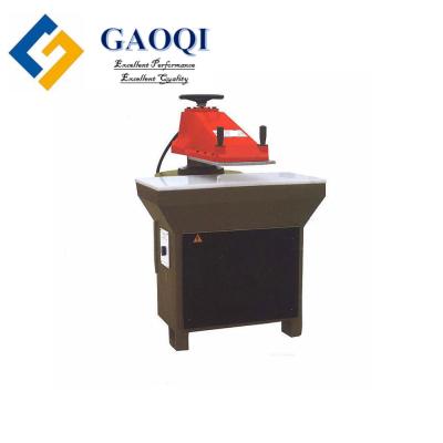 China Máquina de corte de brazos giratorios hidráulicos de 10T para sandalias en plantas de fabricación en venta