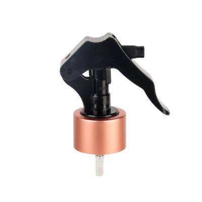 Cina 24/410 Nero Mini di plastica fine nebbia Trigger Sprayer Oro rosa di alluminio con tappo in vendita