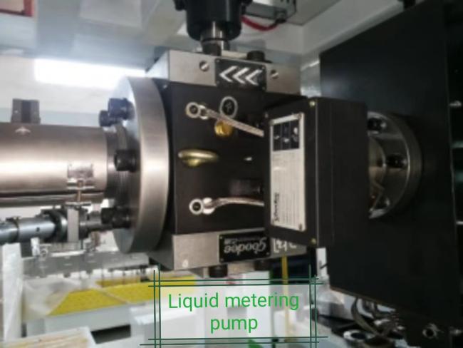 Extrusion die close-up