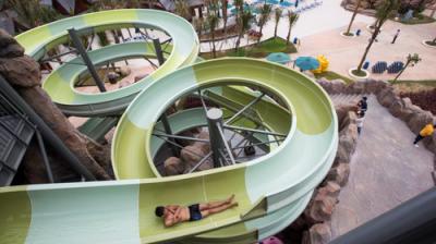 China Water Park Construct Fiberglas öffnen Spirale Water Park Slide 400 Reiter / H / Lane zu verkaufen