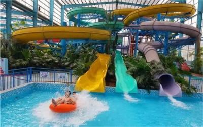 Cina Vetroresina gigante su misura del Waterslide FRP del boomerang della famiglia di colore in vendita