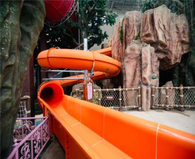 China De aangepaste Glasvezel van de Boemerangwaterslide FRP van de Kleurenfamilie reuze Te koop
