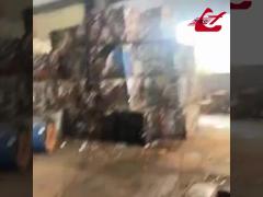 Procesar eficientemente fundiciones de acero pesado, aluminio grande y más con el baler de metal hidráulico Wanshida Y83Q-10000
