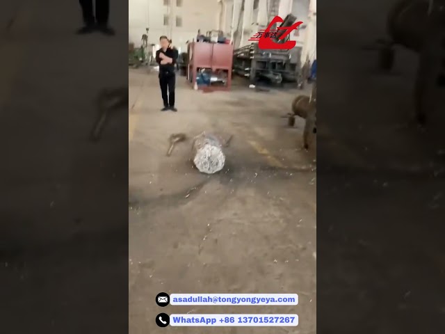 Prensa enfardadeira de metal em ação | Reciclagem hidráulica de sucata Wanshida Solução de reciclagem para serviços pesados.
