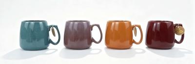 China 4 Pack Glossy Solid Color Curved Belly Ceramic Mugs, Large Capacity Coffee Tea Cups with Metal Leaf Charm Tag for Home & Gift for sale