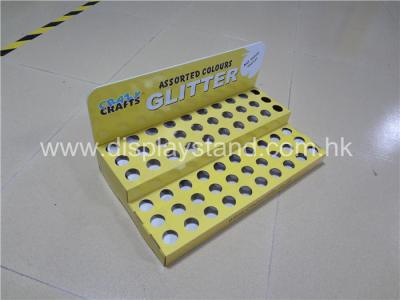 Cina Esposizioni gialle del contatore del cartone con i piccoli fori per le penne in vendita