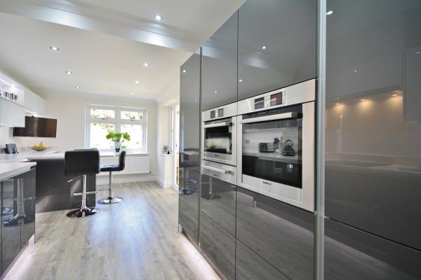 Quality Waterproof Customized Glossy Kitchen Cabinet for New House Kitchen for sale