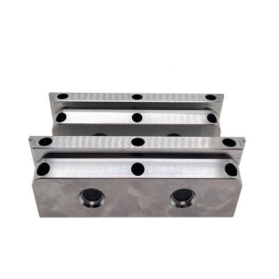 Cina Bohler M108 Die Steel Mold Core Pins , 64 Cavity Die Casting Mold Parts in vendita