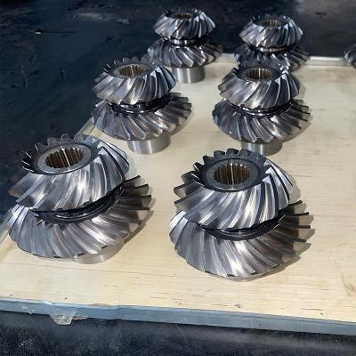 China Gepersonaliseerde richting Bevel Gear met Grinned oppervlak afwerking en hoge hardheid HRC45-62 Te koop