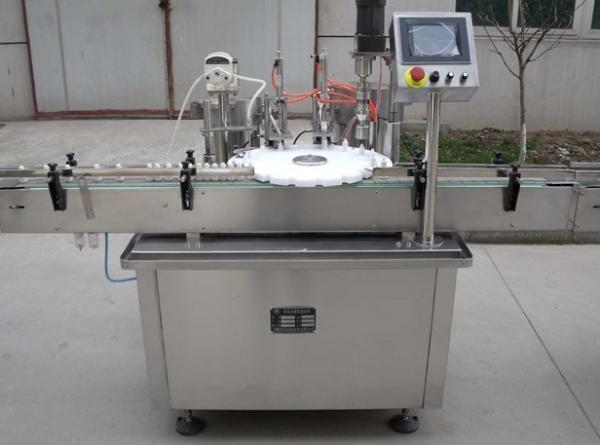 Hochgeschwindigkeitsaugen-Tropfen-Füllung und mit einer Kappe bedeckende Maschine vollautomatisch