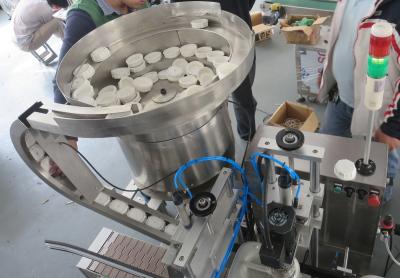 Cina Macchina di rifornimento liquida di Monoblock della tappatrice pneumatica automatica piena della vite in vendita
