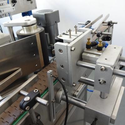 Cina Macchina di Round Bottle Labeling della stampante della data Ym515 automatica per il vetro della plastica dell'animale domestico in vendita