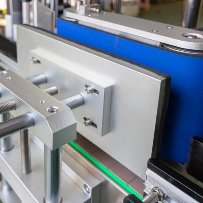Cina Applicatore di etichette per bottiglie rotonde completamente automatico da 200 mm per plastica PET in vendita