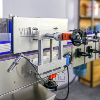 China YM510E Gewürzglas Wodka Whiskey Rundbehälter Wasserflasche Automatische Hochgeschwindigkeits-Rundflaschen-Kennzeichnung Maschine zu verkaufen