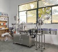 China YM630 3-köpfige vollautomatische Roll-to-Roll-Drei-Seiten-Flach-Quadrat-Flaschen-Labeler zu verkaufen