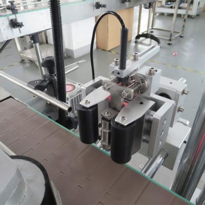 China Automatische ronde flessenetiketmachine 2000-4000 flessen/uur Te koop