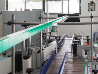 中国 自動丸いボトルラベル付け機 2000~4000ボトル/時間 販売のため