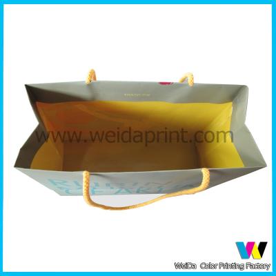 Cina Sacchetti della spesa stampati naturali su ordinazione di timbratura caldi della carta patinata con la stampa di logo in vendita