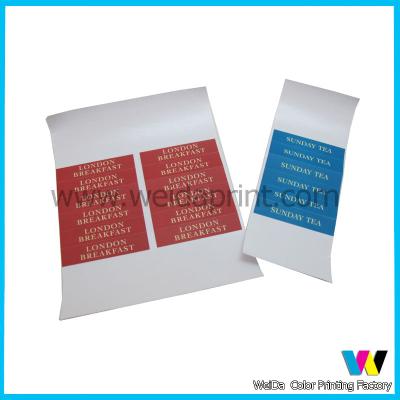 China Etiquetas feitas sob encomenda do revestimento pequeno branco de Matt do tamanho do logotipo que imprimem cor azul/vermelha à venda