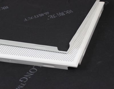 Cina Alluminio/clip bianchi perforati o normali di GI in mattonelle del soffitto con il bordo smussato in vendita