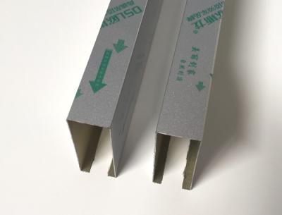 China Polyesterrol die het Lineaire Plafond van het het Aluminiumschot van het Metaalplafond Grijze met een laag bedekken Te koop