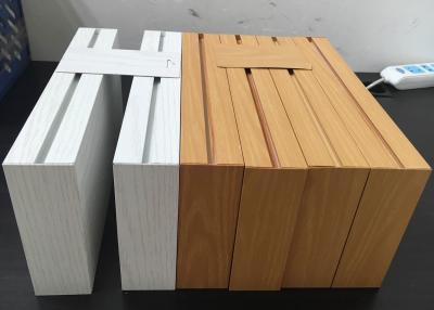 Cina Soffitto lineare del deflettore del metallo dell'installazione del soffitto di profilo bianco commerciale facile delle mattonelle in vendita