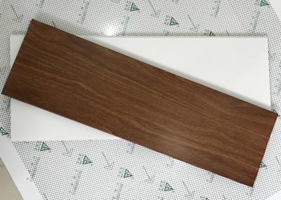 Cina Sistema esteriore C - mattonelle di legno a forma di del soffitto del metallo dell'intradosso del controsoffitto del grano in vendita