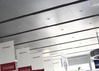 Cina Il calo di alluminio acustico nelle mattonelle del soffitto/ha sospeso le mattonelle con lo strato non tessuto a prova di fuoco in vendita