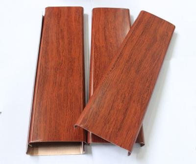 Cina Colore di legno a forma di U del grano del soffitto di alluminio moderno della striscia per l'aeroporto dell'hotel in vendita