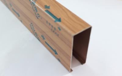 Cina Lineari di alluminio di colore di legno cadono giù le mattonelle del soffitto a forma di U in vendita
