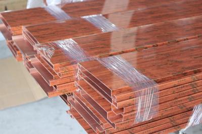 Cina Soffitto di legno di colore del grano del soffitto di alluminio G a forma di moderno della striscia in vendita