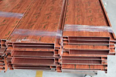 China Inneneinrichtungs-Aluminiumstreifen-Decken-hölzerne Korn-Farbe feuerfest zu verkaufen