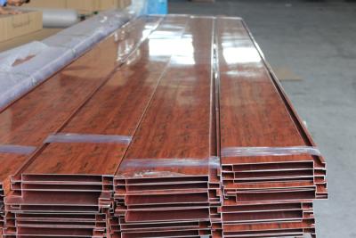 China Inneneinrichtungs-Aluminiumstreifen-Decken-hölzerne Korn-Farbe feuerfest zu verkaufen