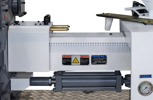 Efficient Operation Friendly Operational Injection Molder for Anti-Salivation Design