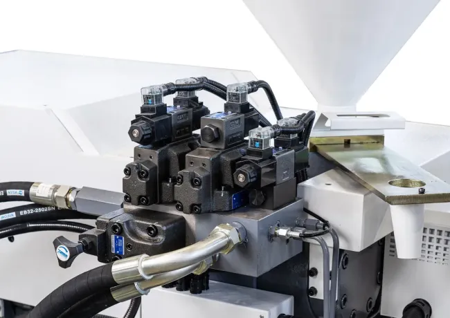 Personalized Simple Operation Injection Molder for Energy-Saving Operation