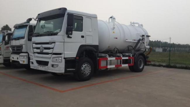 Το Sinotruk HOWO ανάβλυση 12m3/12000liter και κενό φορτηγό βυτιοφόρων αναρρόφησης λυμάτων, κενή αναρρόφηση λυμάτων συνδύασε την ανάβλυση