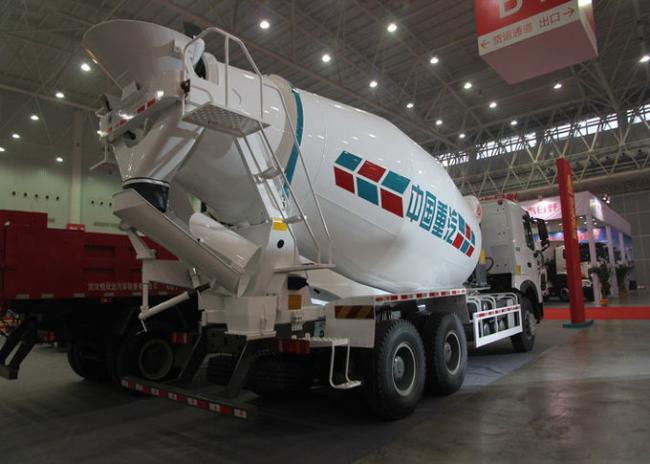 10CBM Trailer Mounted Concrete Mixer , RHD 10 Wheels Concrete Mixer Pump Truck