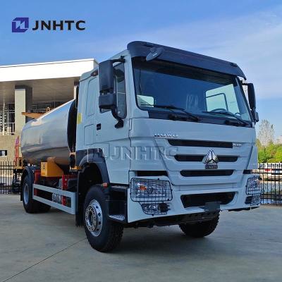 Cina HOWO 4X2 340HP Intelligent Bitumen Spreader Equipaggiamento per la spruzzatura di asfalto in vendita