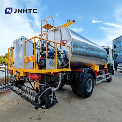 Cina HOWO 4X2 340HP Intelligent Bitumen Spreader Equipaggiamento per la spruzzatura di asfalto in vendita