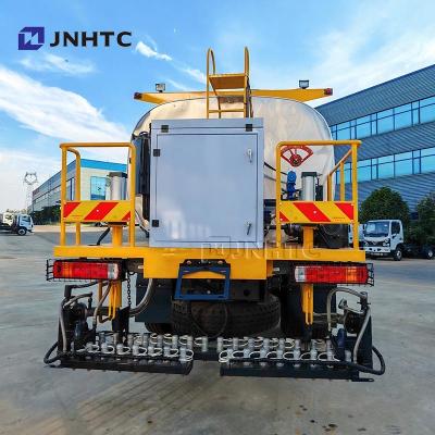 Cina HOWO 4X2 340HP Intelligent Bitumen Spreader Equipaggiamento per la spruzzatura di asfalto in vendita