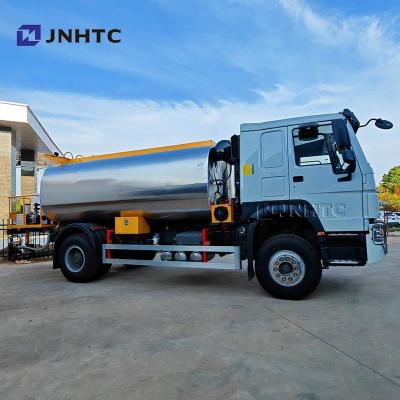Cina HOWO 4X2 340HP Intelligent Bitumen Spreader Equipaggiamento per la spruzzatura di asfalto in vendita