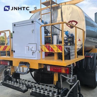 China HOWO 4X2 Road Construction Trailer Asphalt Distributor Truck With Spray Bar For Asphalt Priming for sale