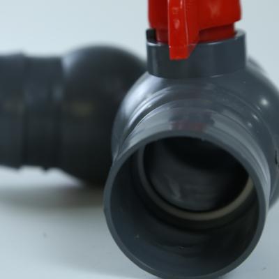 Cina Valvola a sfera in PVC 40 mm resistente alla corrosione in vendita