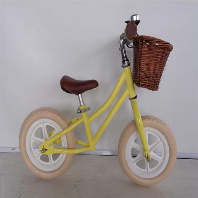 Cina 12 pollici pneumatici di schiuma per bambini Balance Bike Giallo Colore Capacità di carico 70kg Cesto di vimini anteriore in vendita